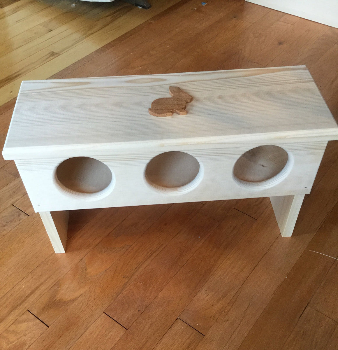 Elevated Rabbit Hay Feeder – BunnyRabbitShop